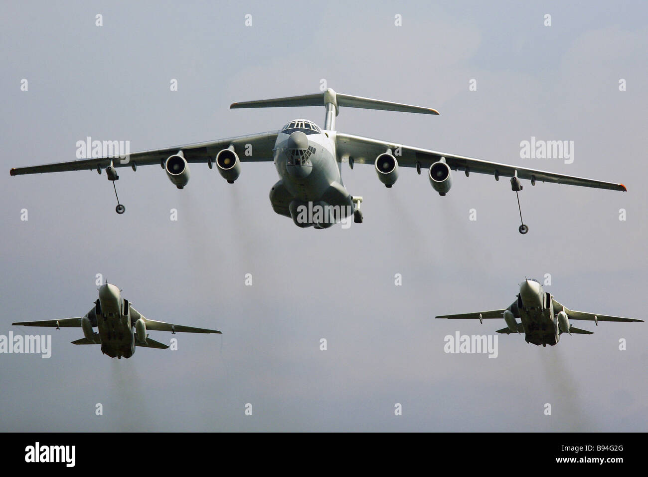 Air fuel tanker Il 78T center flanked by fighters MiG 31 performance of ...