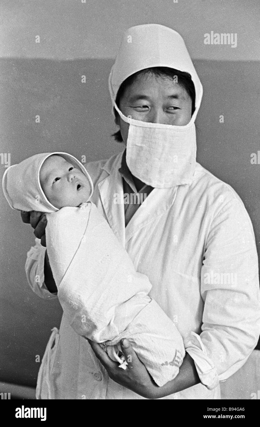 Midwife handling new born baby Stock Photo - Alamy