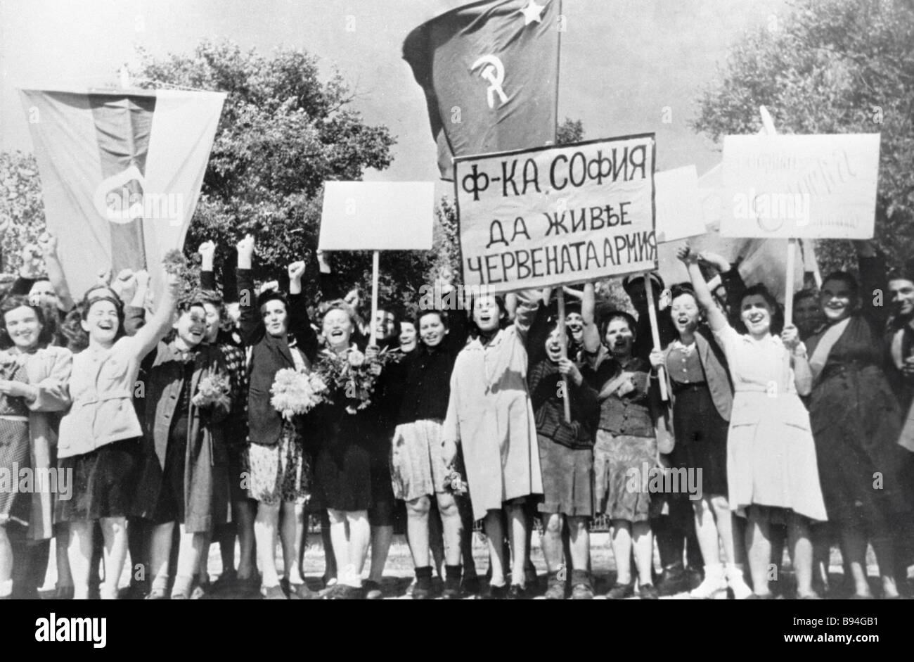 Workers of the Sofia factory greeting Soviet soldiers Stock Photo - Alamy
