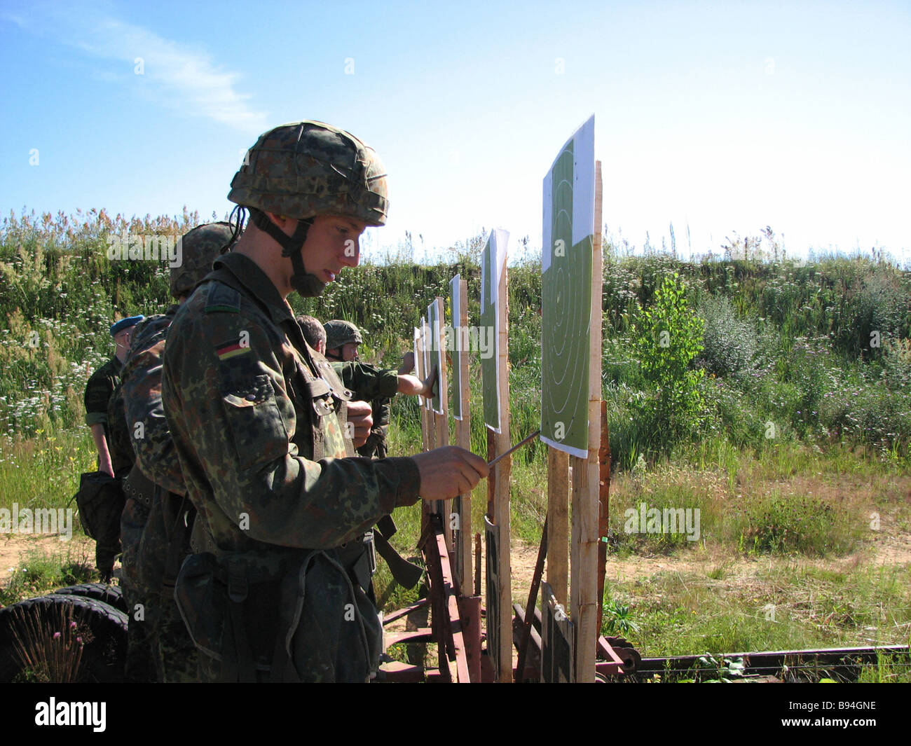 German paratroops during joint range practice with Russian paratroops ...