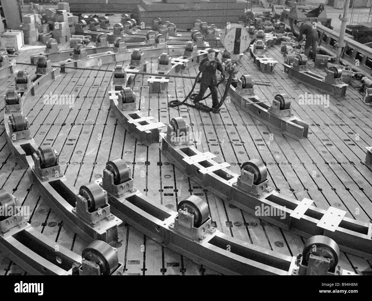Workers commence assembling of another giant aggregate in the shop of ...