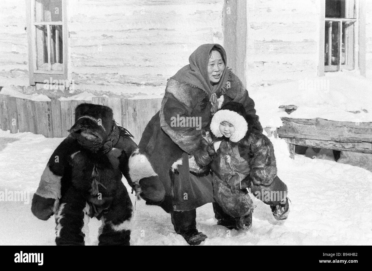 Chuckchee mum going walks with her kids on a frosty day Stock Photo - Alamy