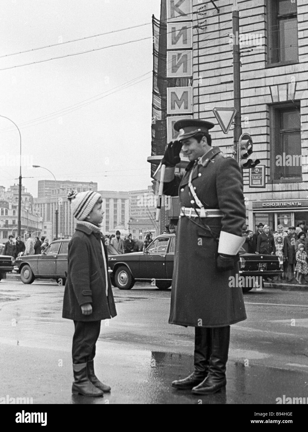 A policeman talking to a boy in the street Stock Photo - Alamy