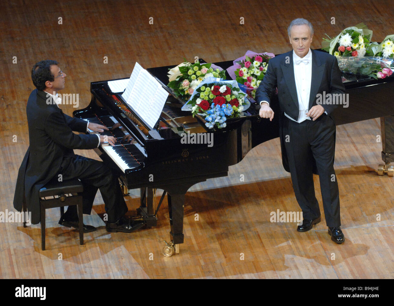 Famous opera singer Jose Carreras performing during the Pasiones ...