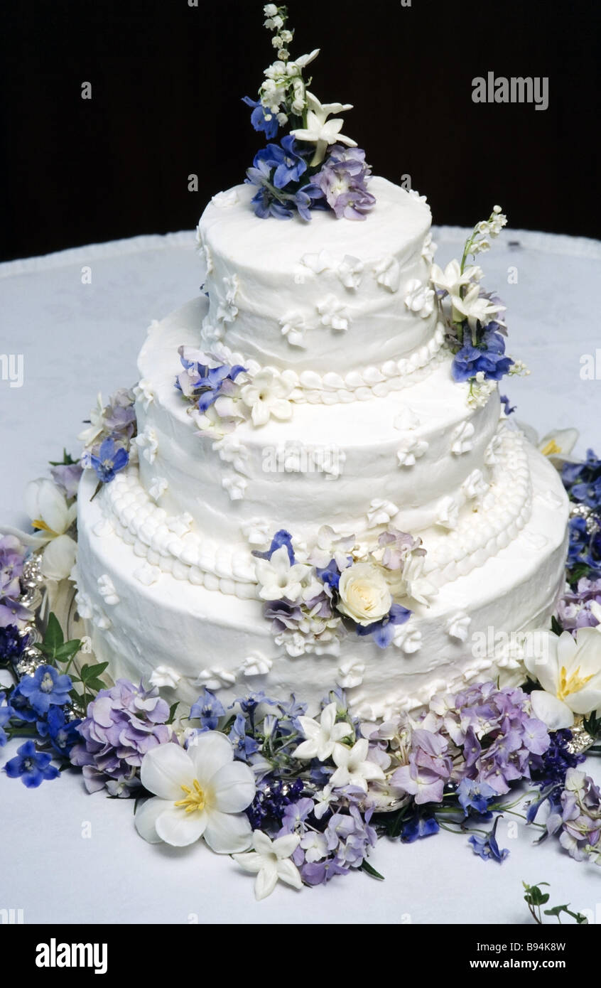 Food Display, gourmet resturant, Wedding cake display Stock Photo - Alamy