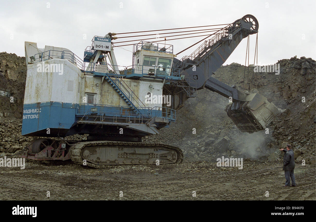 A digger developing a coal mine at Neryungri Stock Photo - Alamy