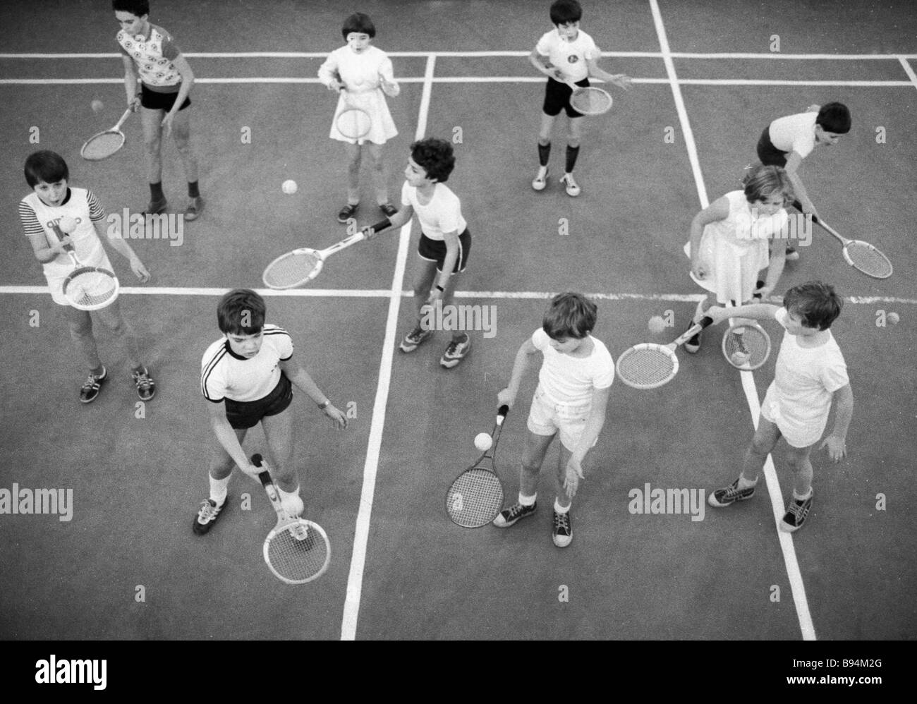 A group of tennis beginners training school 112 Stock Photo - Alamy