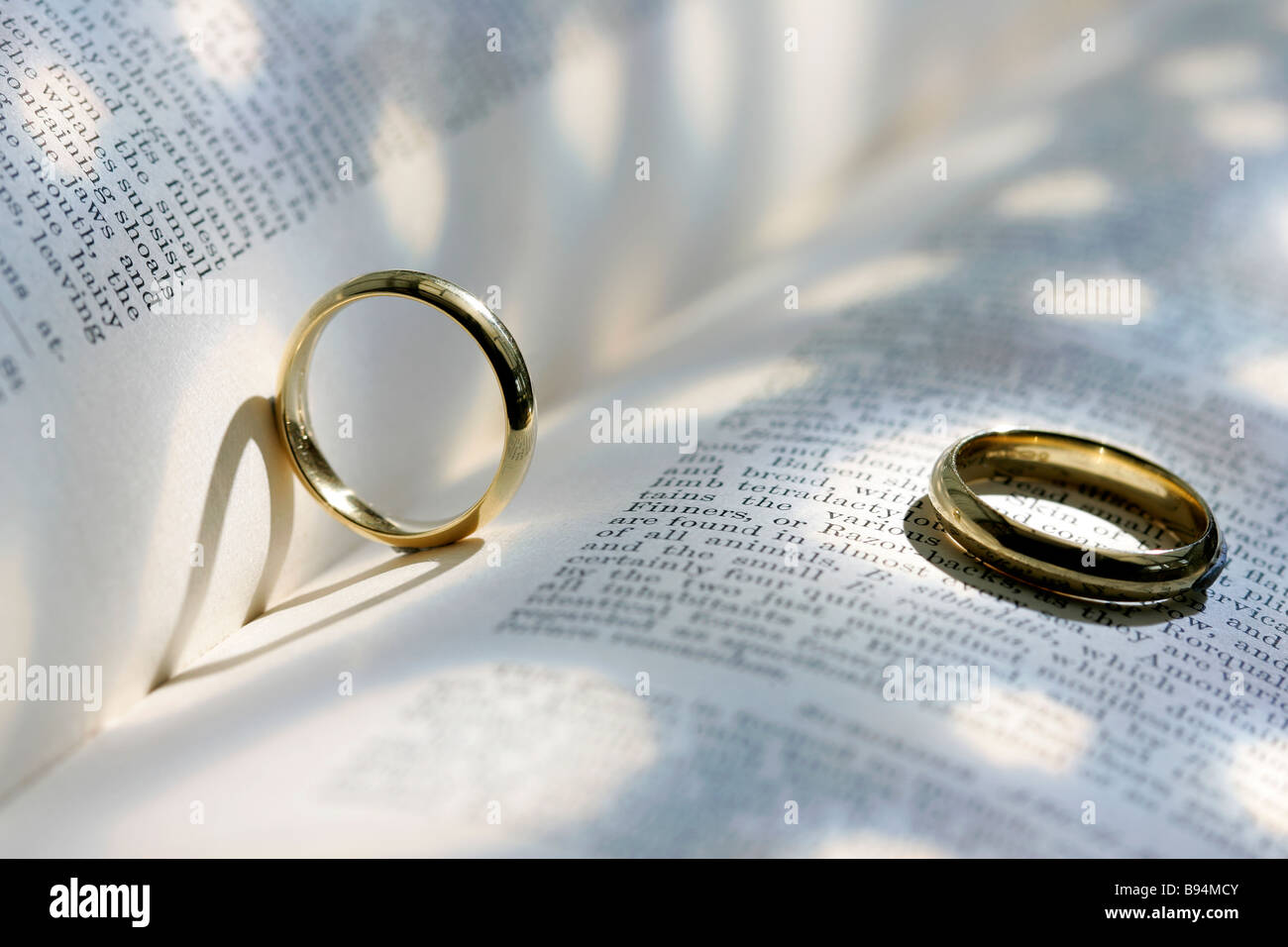Couple rings church hi-res stock photography and images - Alamy