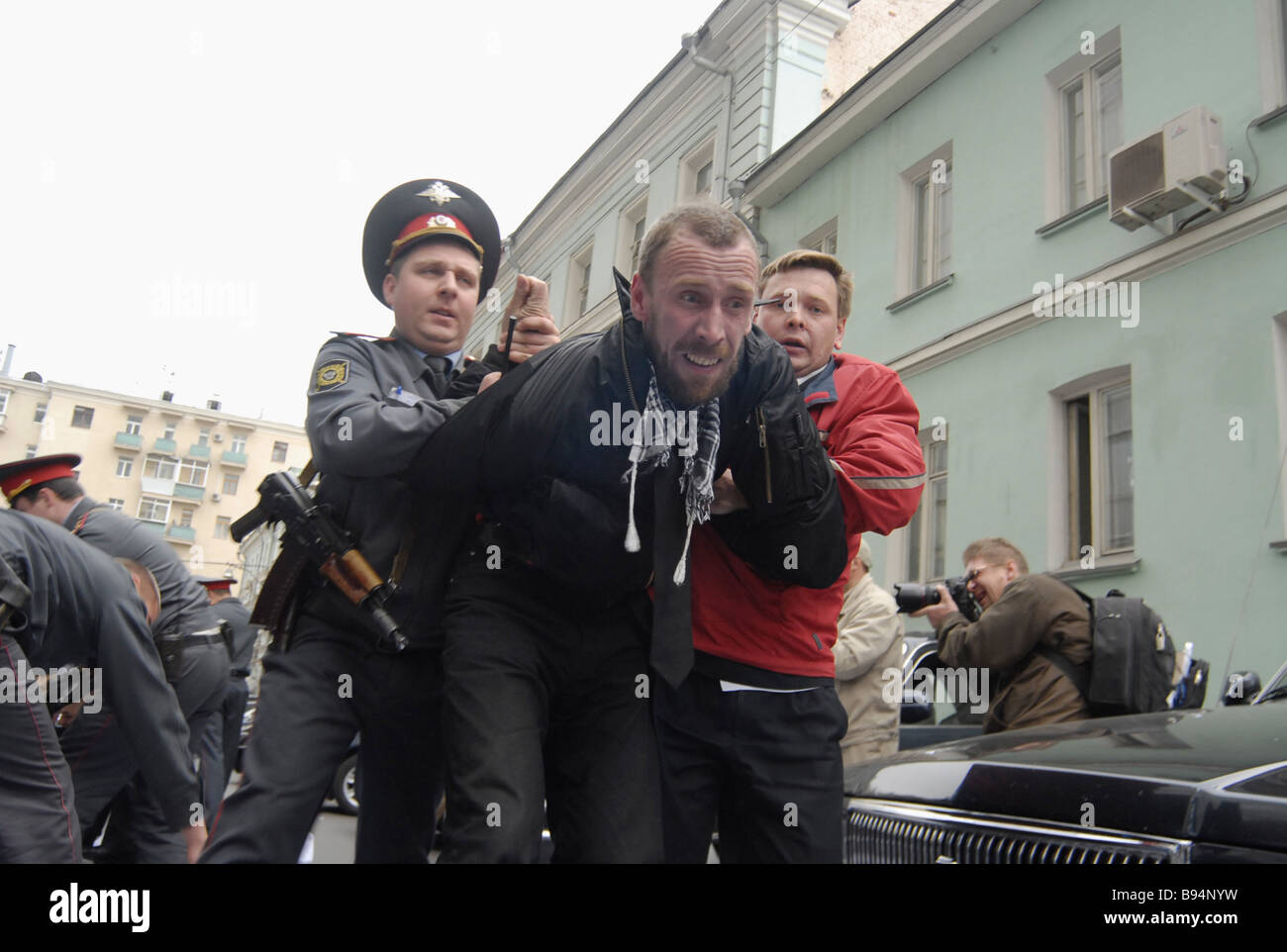 The Interior Ministry officers blocking entry to the State Duma for ...