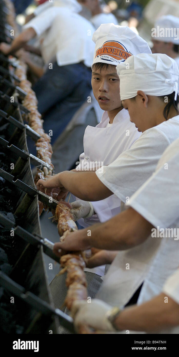 The longest chicken shashlik 70 meters made of 150 kg of poultry by 25 ...