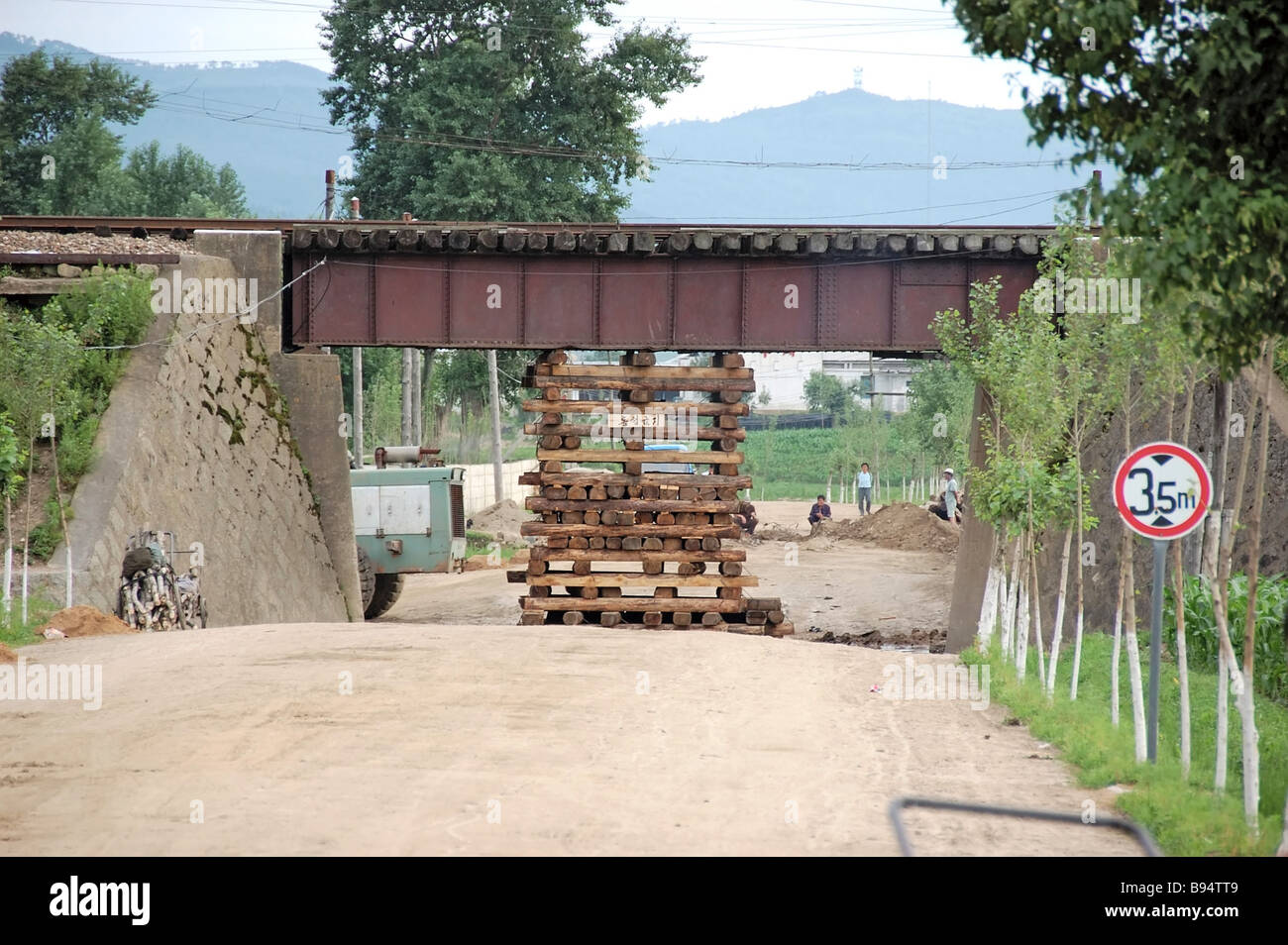 Railway bridge with a temporary support for maintaining its bearing ...
