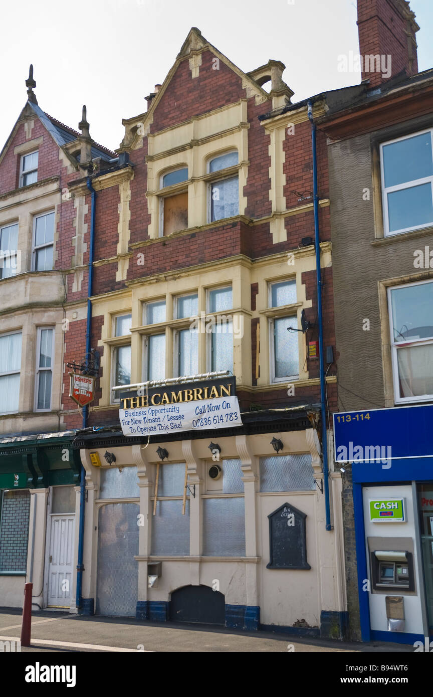 Shuttered pub hi-res stock photography and images - Alamy