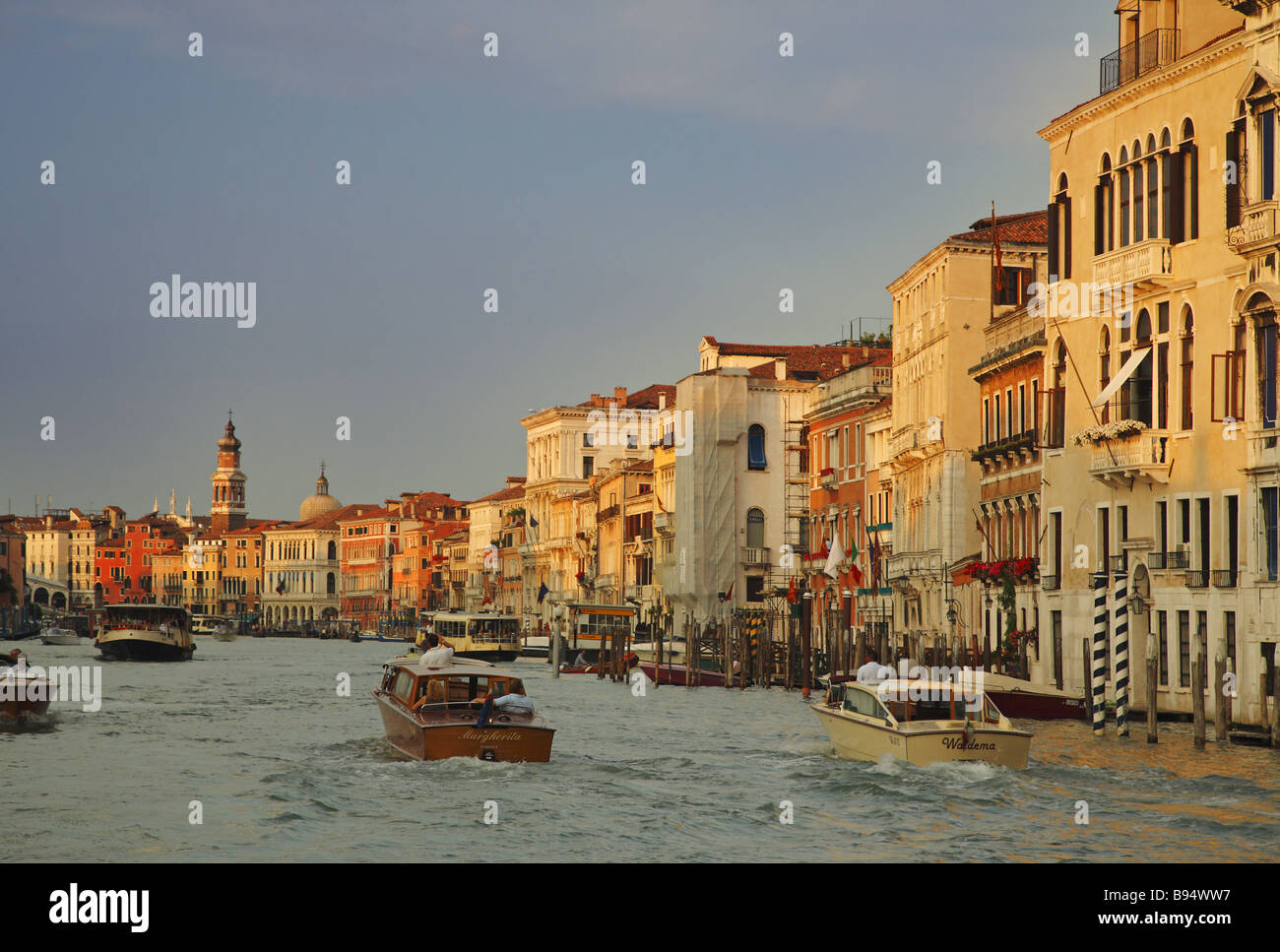 Venice canal building hi-res stock photography and images - Alamy