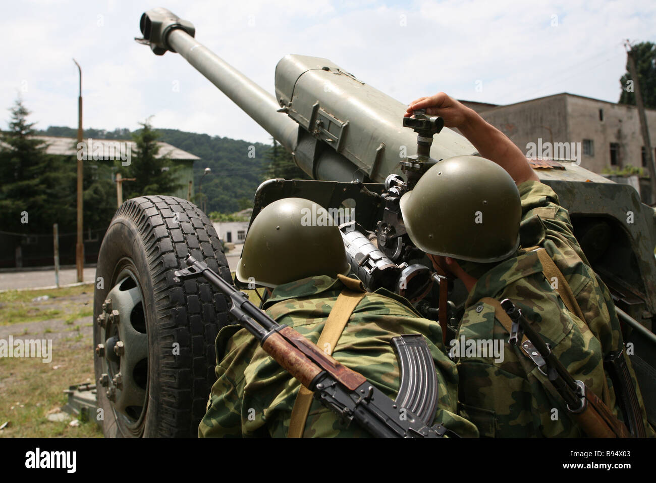 A 7th Artillery Regiment D 30 howitzer crew of the Abkhaz Armed Forces ...