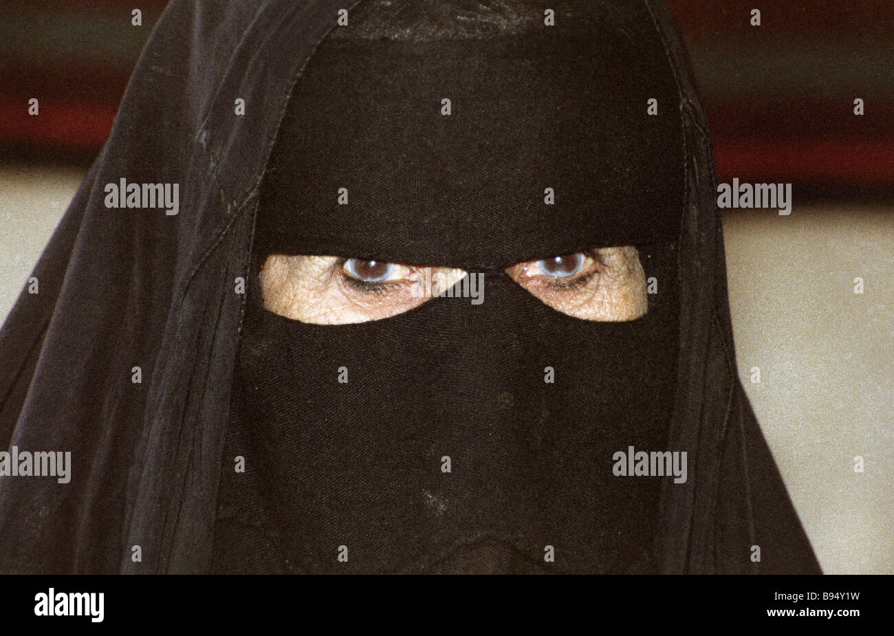 Bedouin woman wearing a yashmak Stock Photo - Alamy