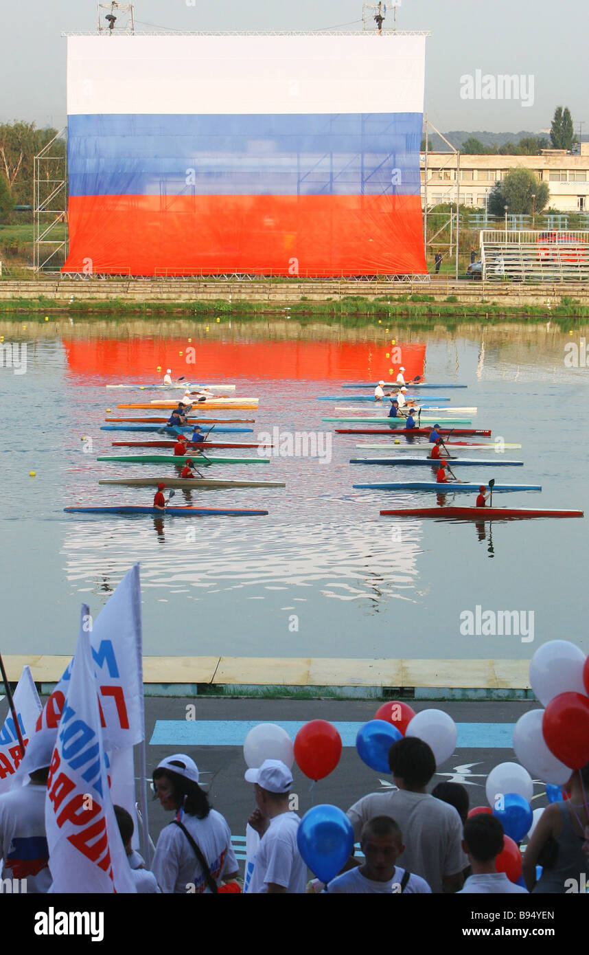 The largest tricolor in Russia s history of 384 square meters is raised ...