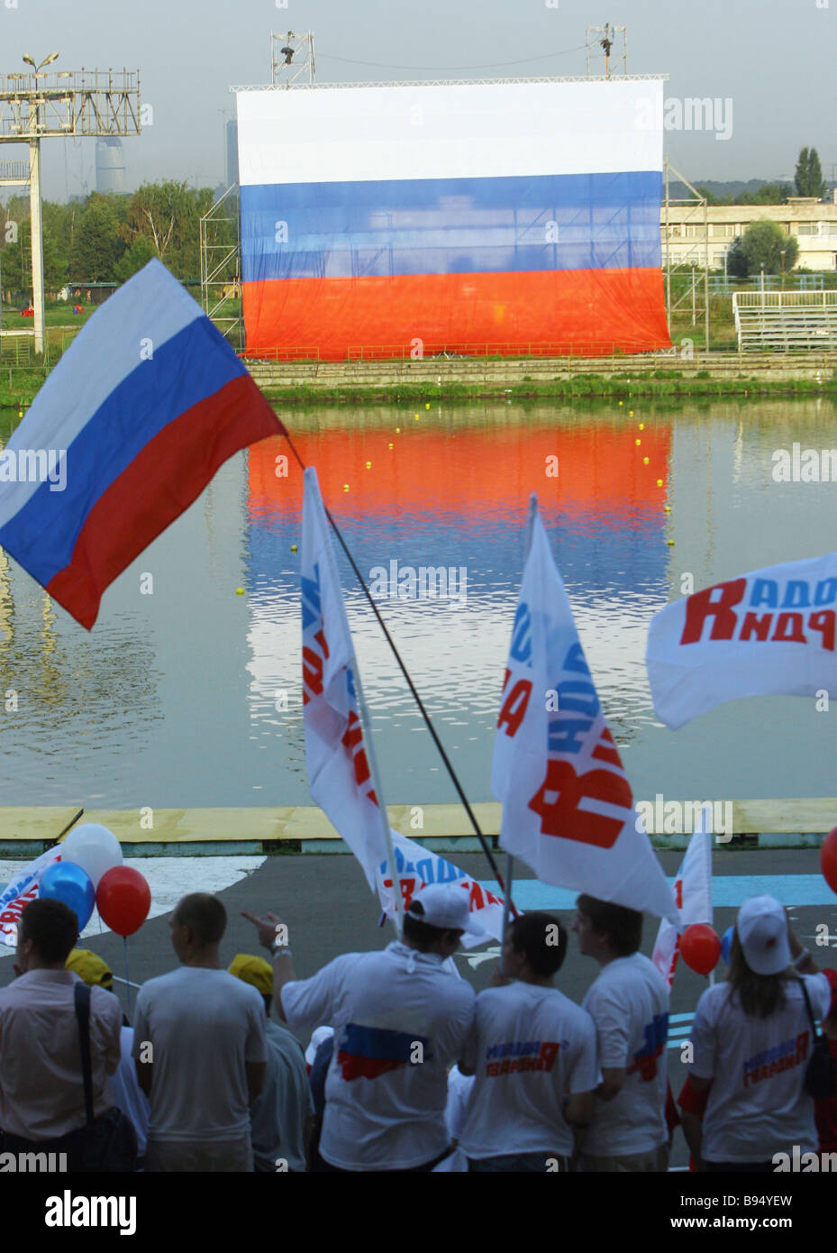 The largest tricolor in Russia s history of 384 square meters is raised ...