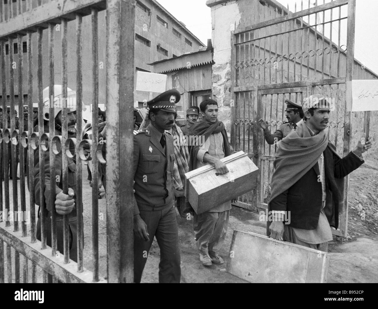 Amnestied Afghan convicts leaving prison Stock Photo - Alamy