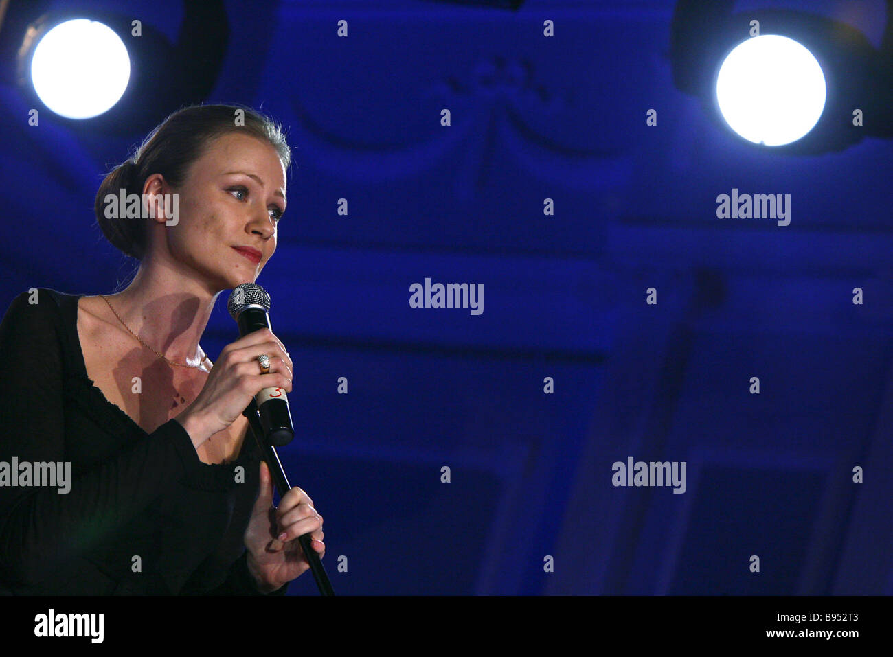 Actress Maria Mironova receives Kumir Idol business community award ...