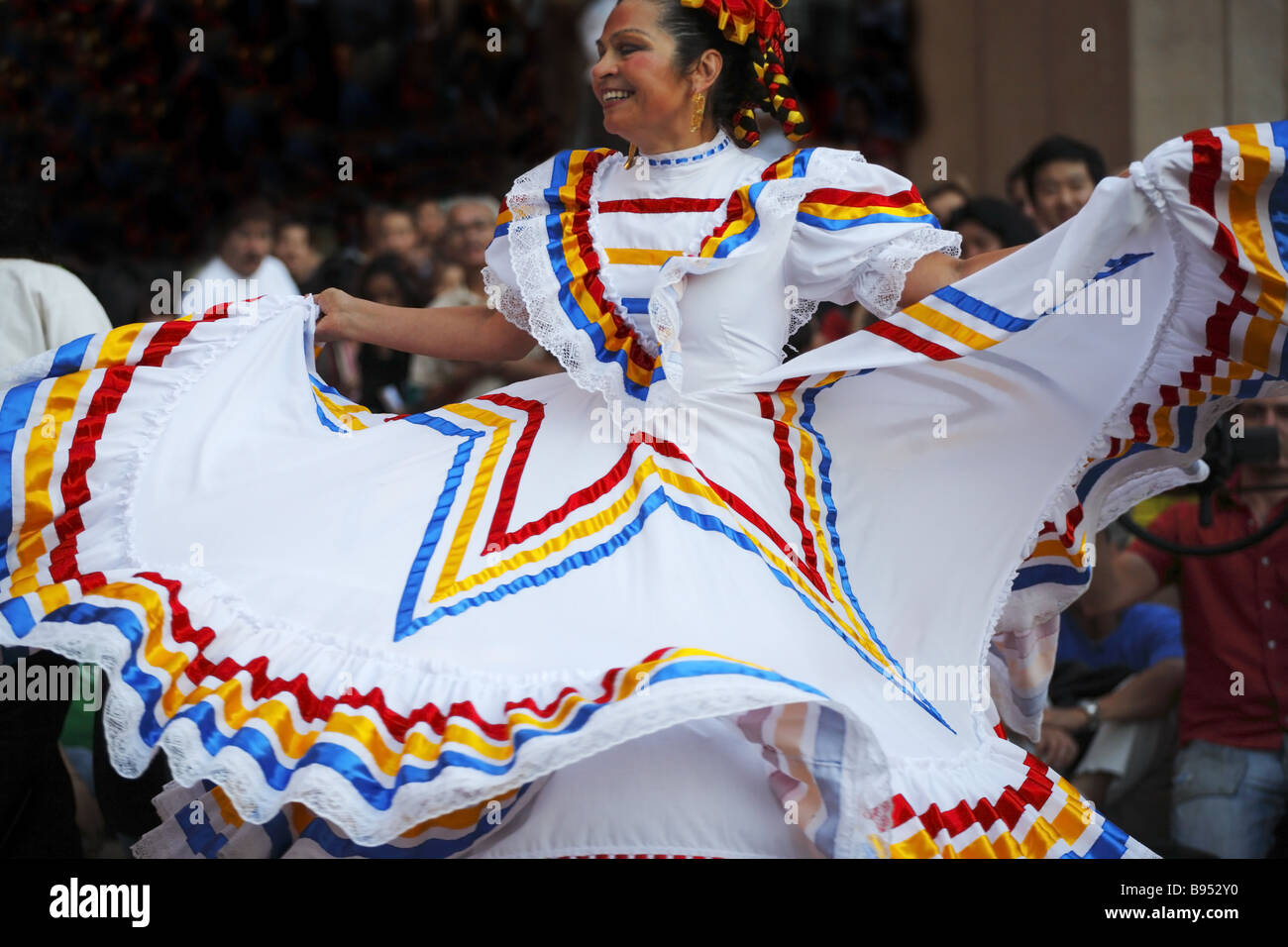 Mexican folk dance dress hi-res stock photography and images - Alamy