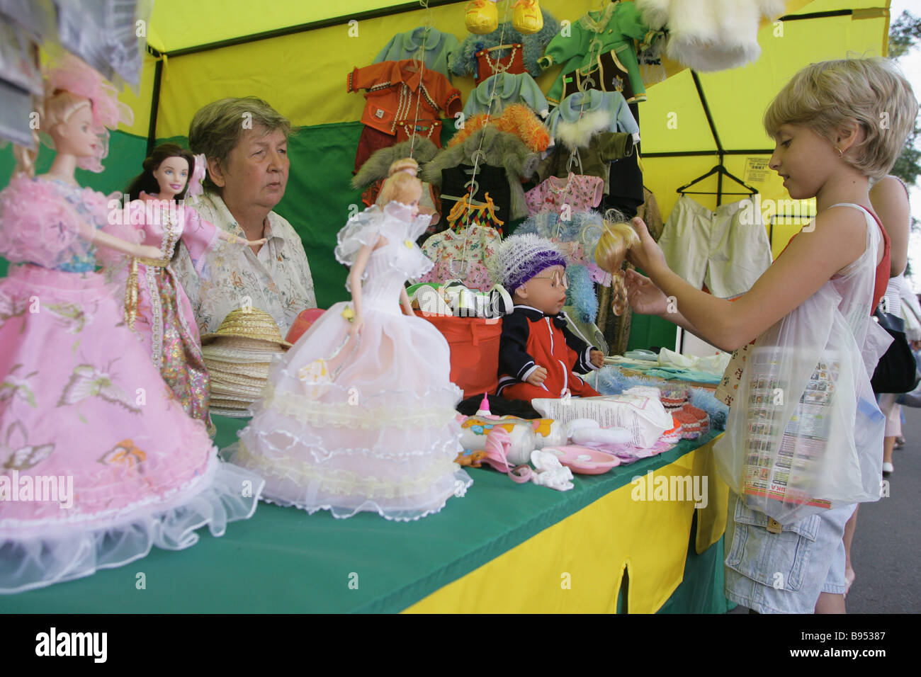 A flea market Stock Photo - Alamy