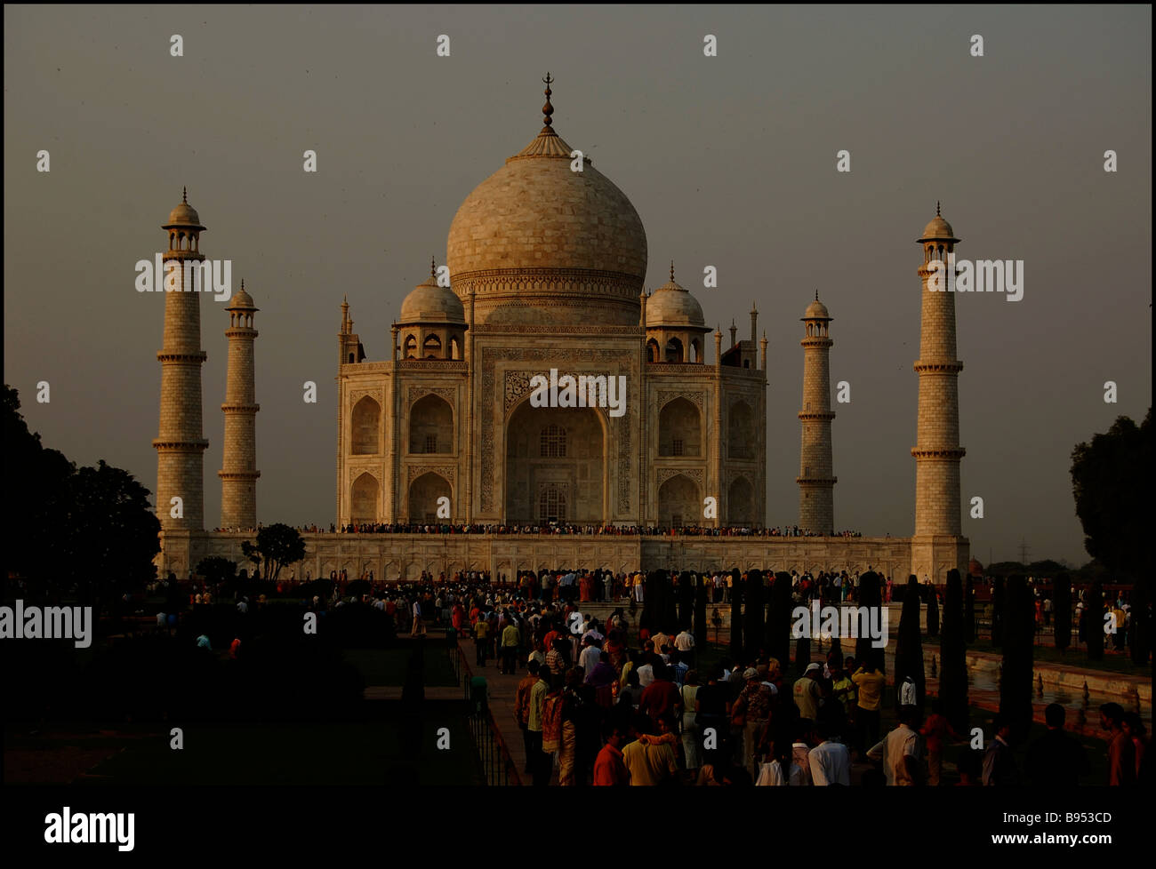 India taj mahal sunrise crowd hi-res stock photography and images - Alamy