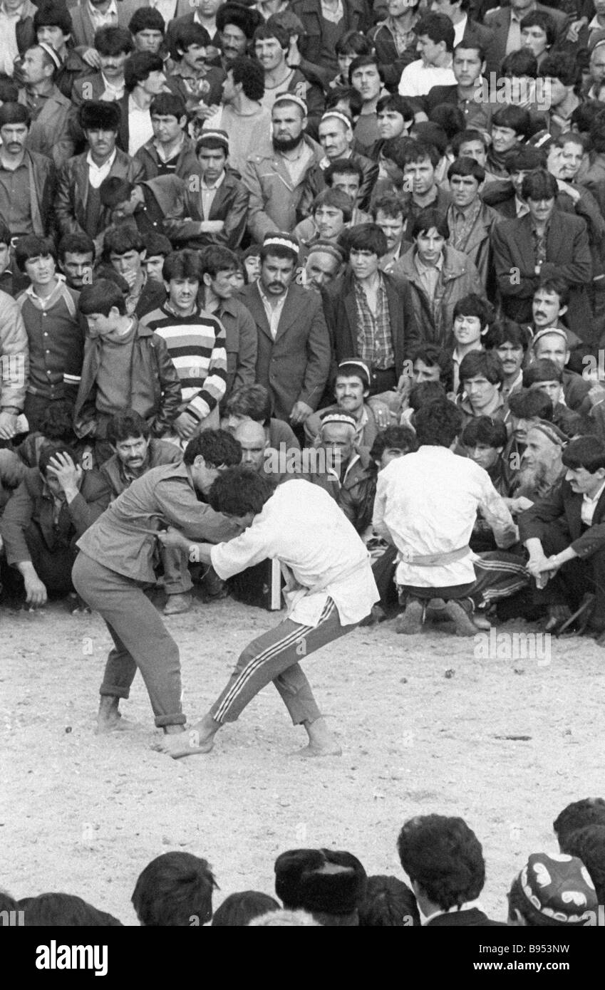 Gushtingiri national Tajik wrestling Stock Photo - Alamy
