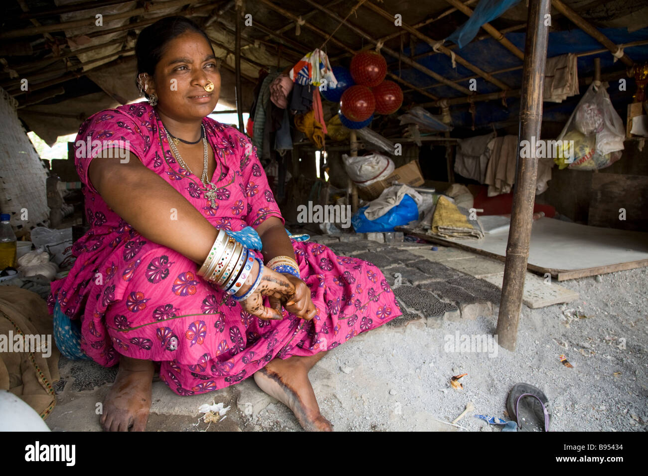 Indian woman who lives in a makeshift slum / shanty town shelter. Surat ...