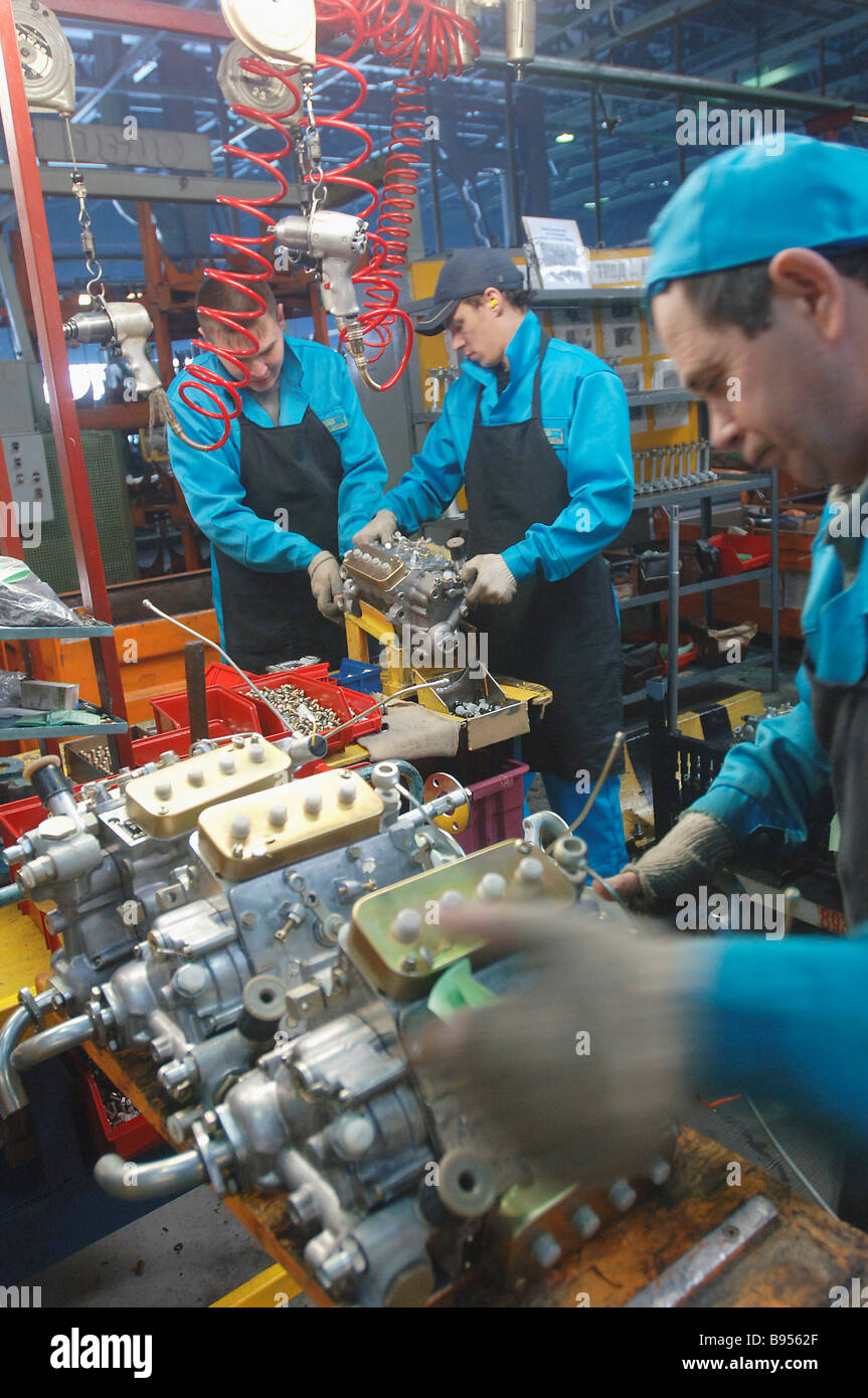 Central assembly line at the KAMAZ Diesel engine works Stock Photo - Alamy