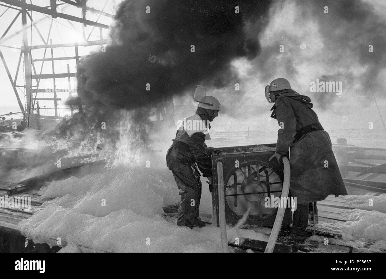Firemen extinguishing the fire Stock Photo - Alamy
