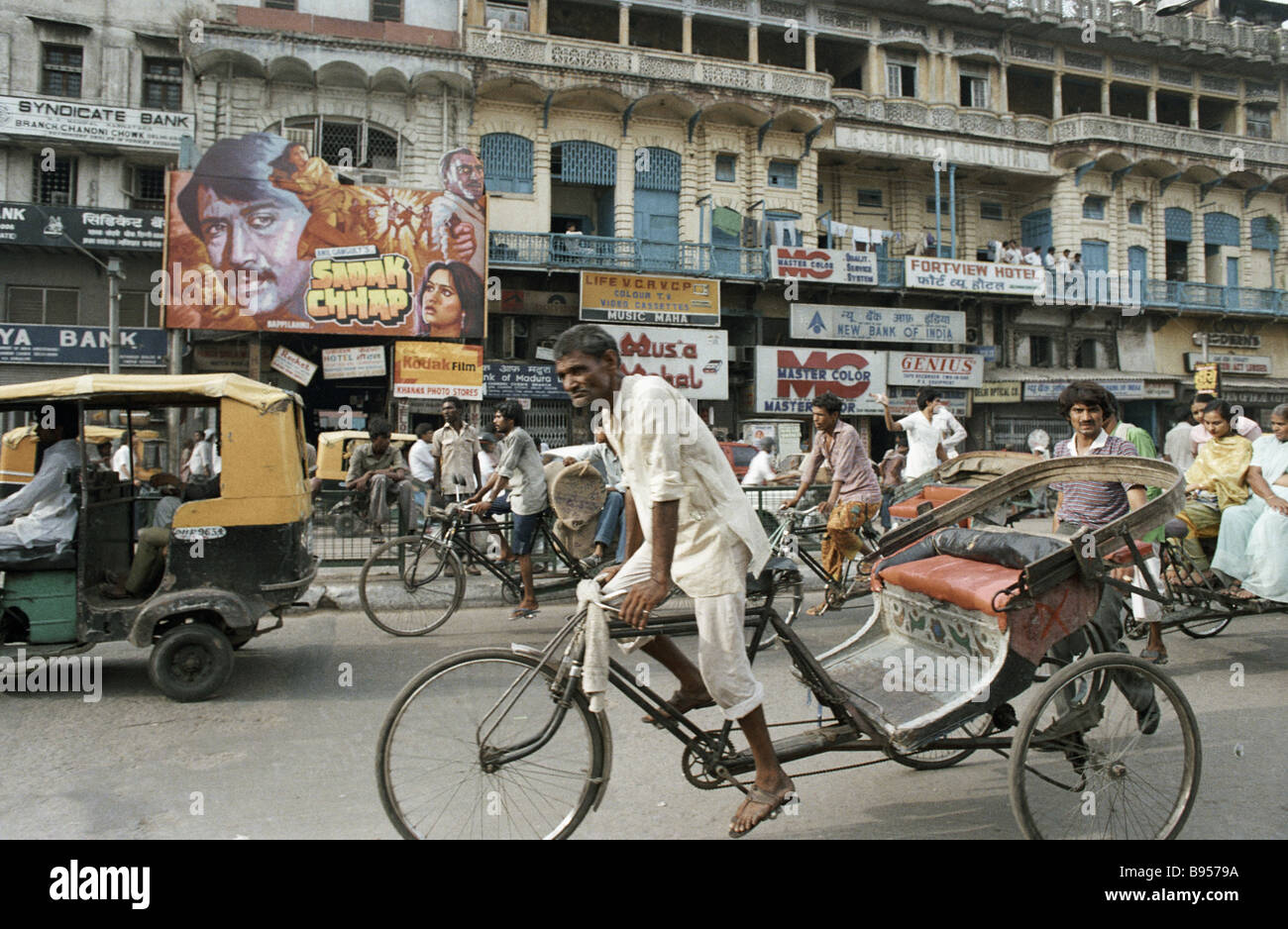 Cycle rickshaw in a Delhi street Stock Photo - Alamy