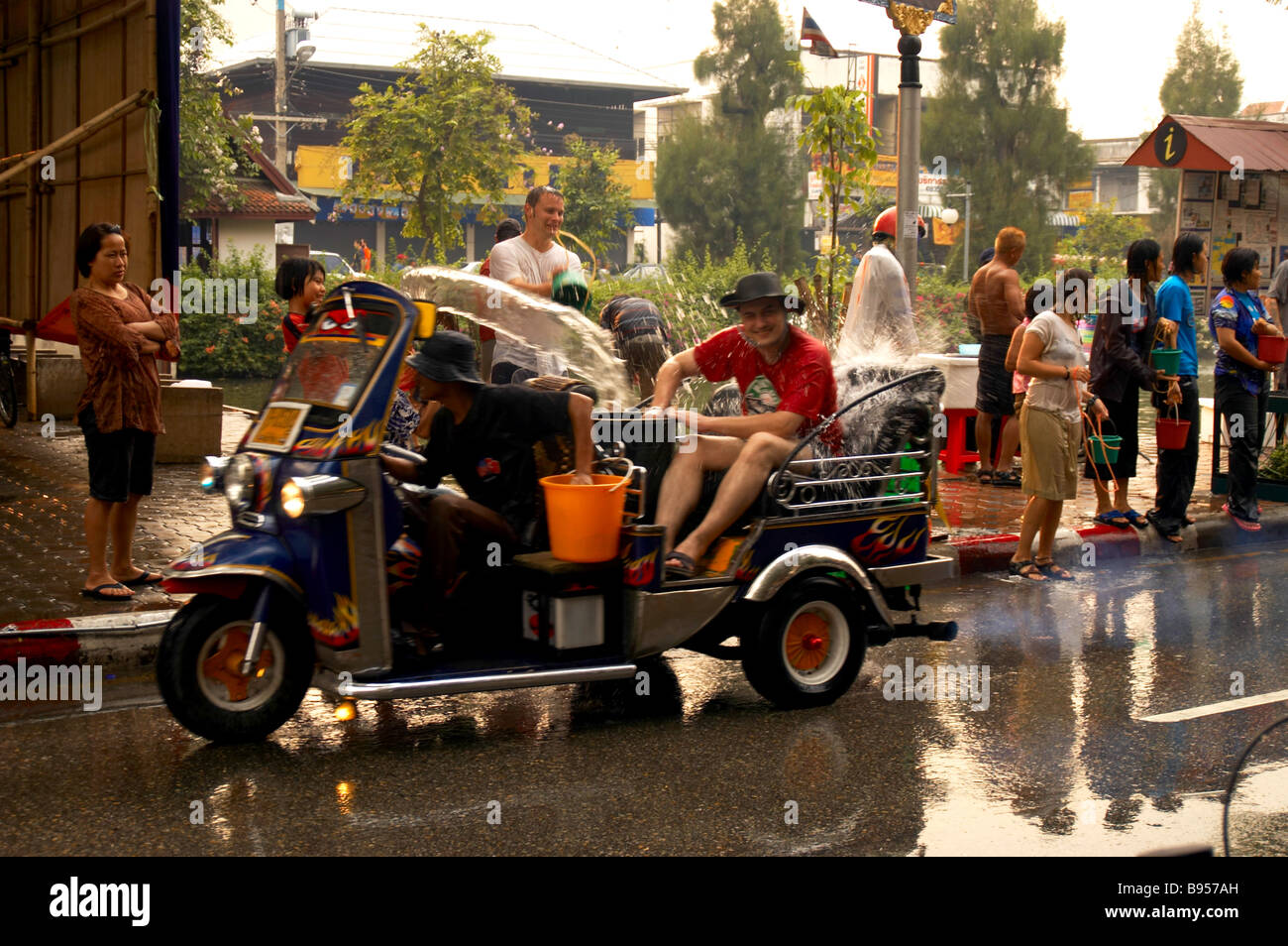 Songkran hi-res stock photography and images - Alamy