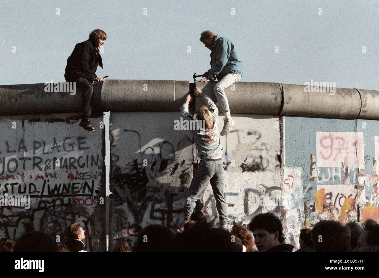 People of the G D R breaking down the Berlin Wall Stock Photo - Alamy
