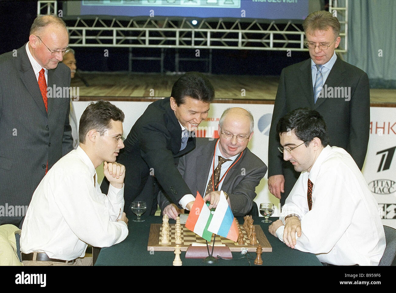 A chess match between Grandmasters Vladimir Kramnik, right, and Peter ...