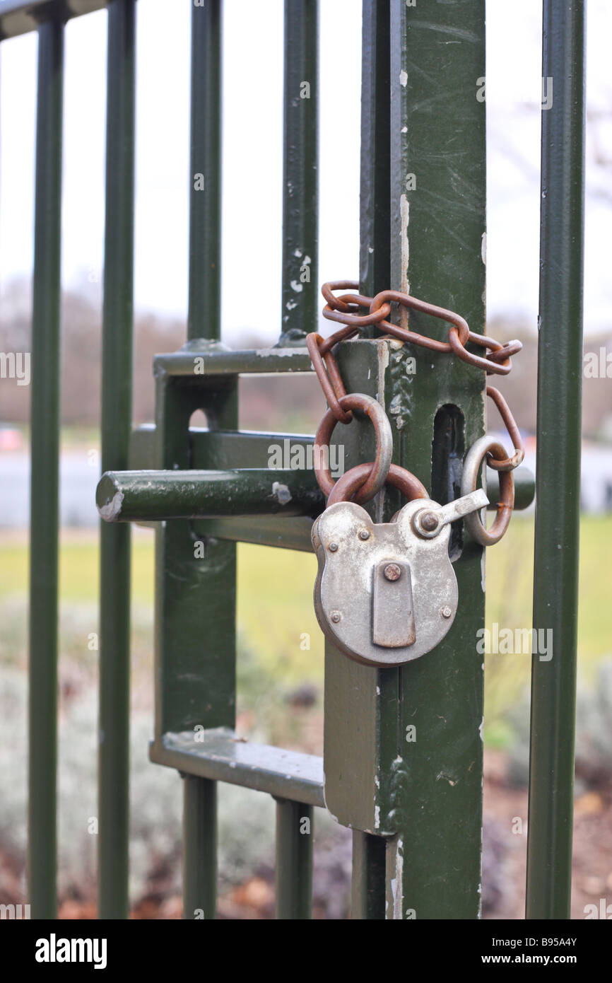 Padlock and chain tied to a gate in Kensington Gardens Stock Photo - Alamy