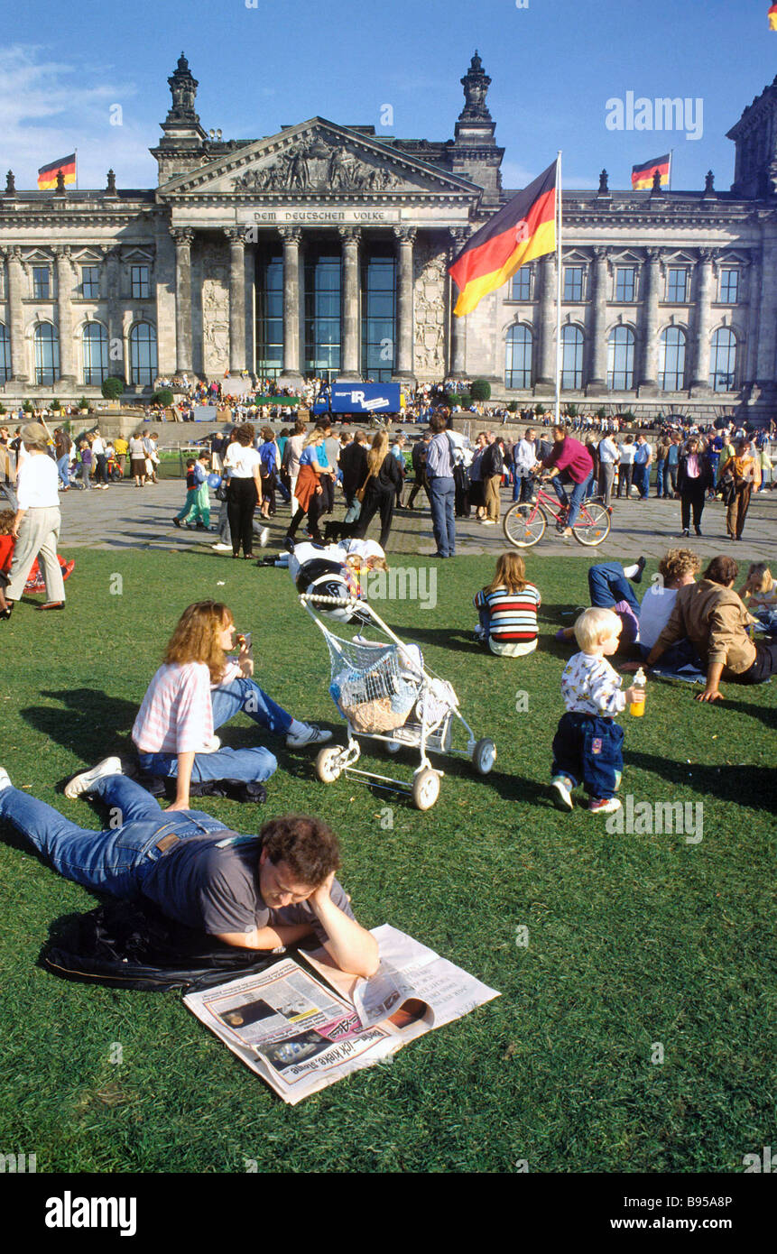 Berliners celebrating Day of German Unity in front of the Reichstag in ...
