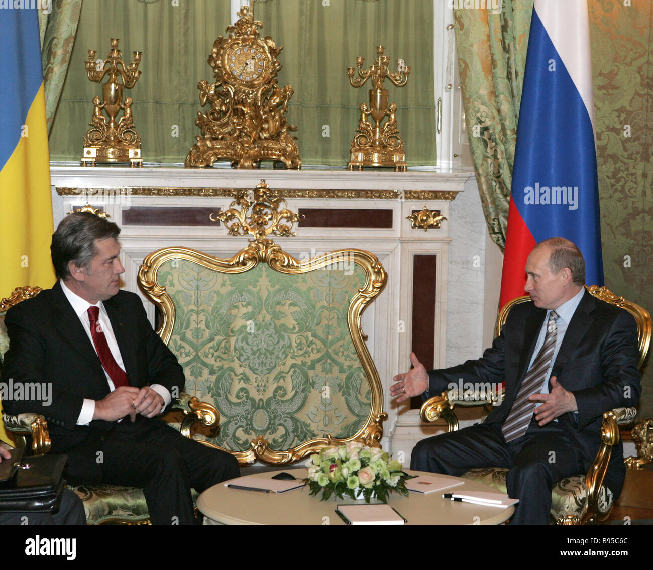 From left to right Ukrainian President Viktor Yuschenko and Russian ...
