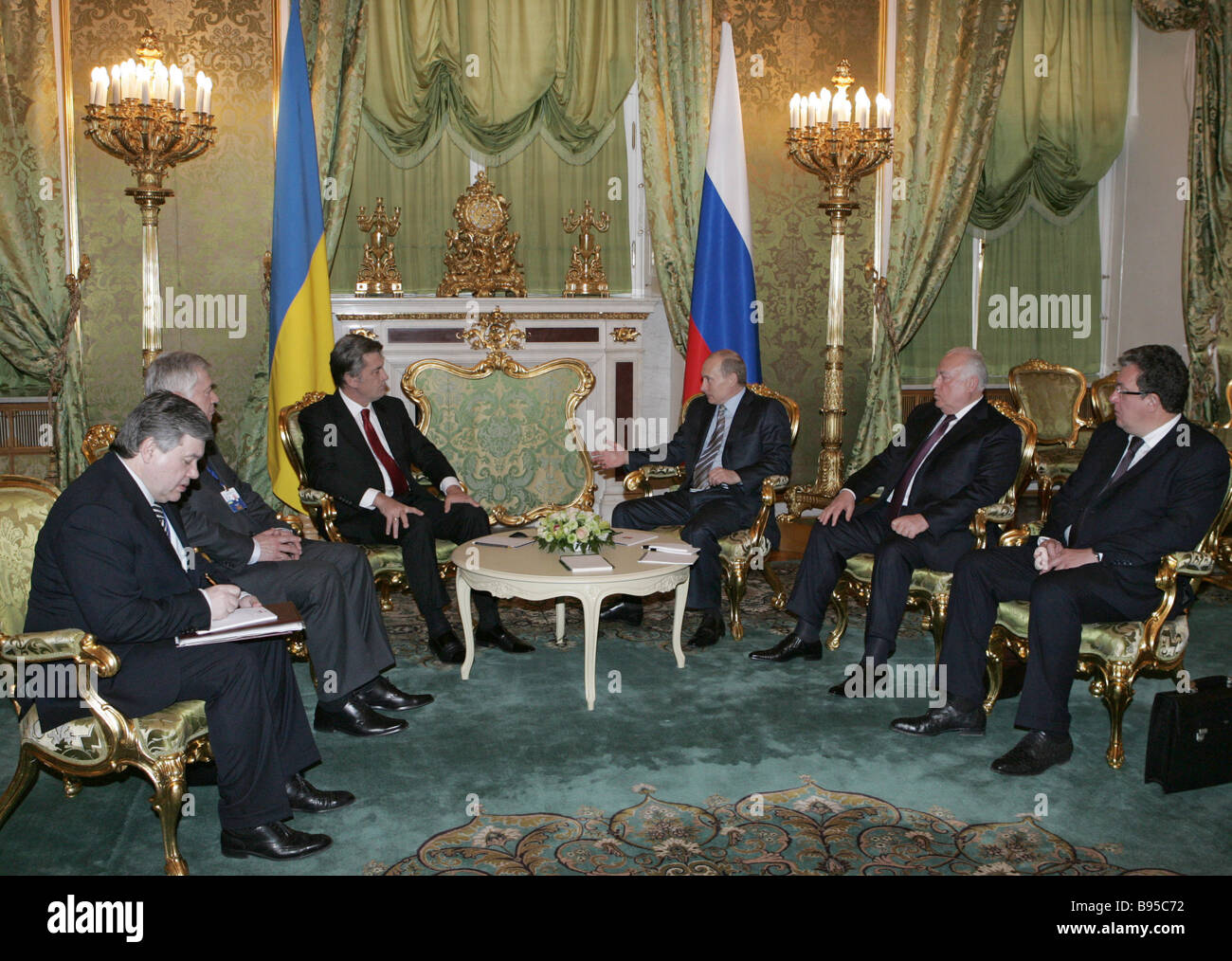 Ukrainian President Viktor Yuschenko and Russian President Vladimir ...