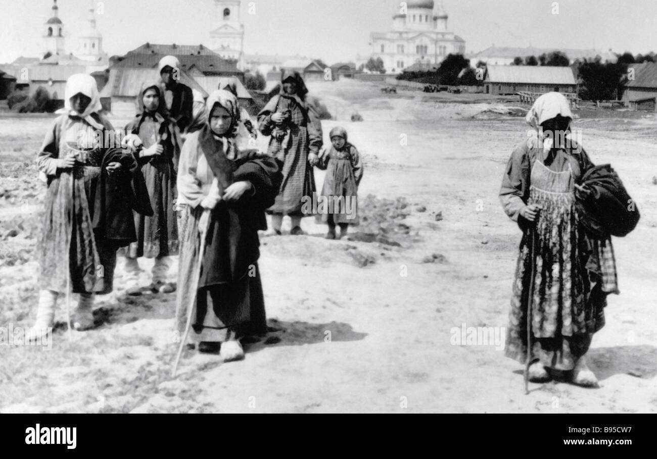 Women pilgrims returning from Serafimo Diveevsky Monastery Stock Photo ...