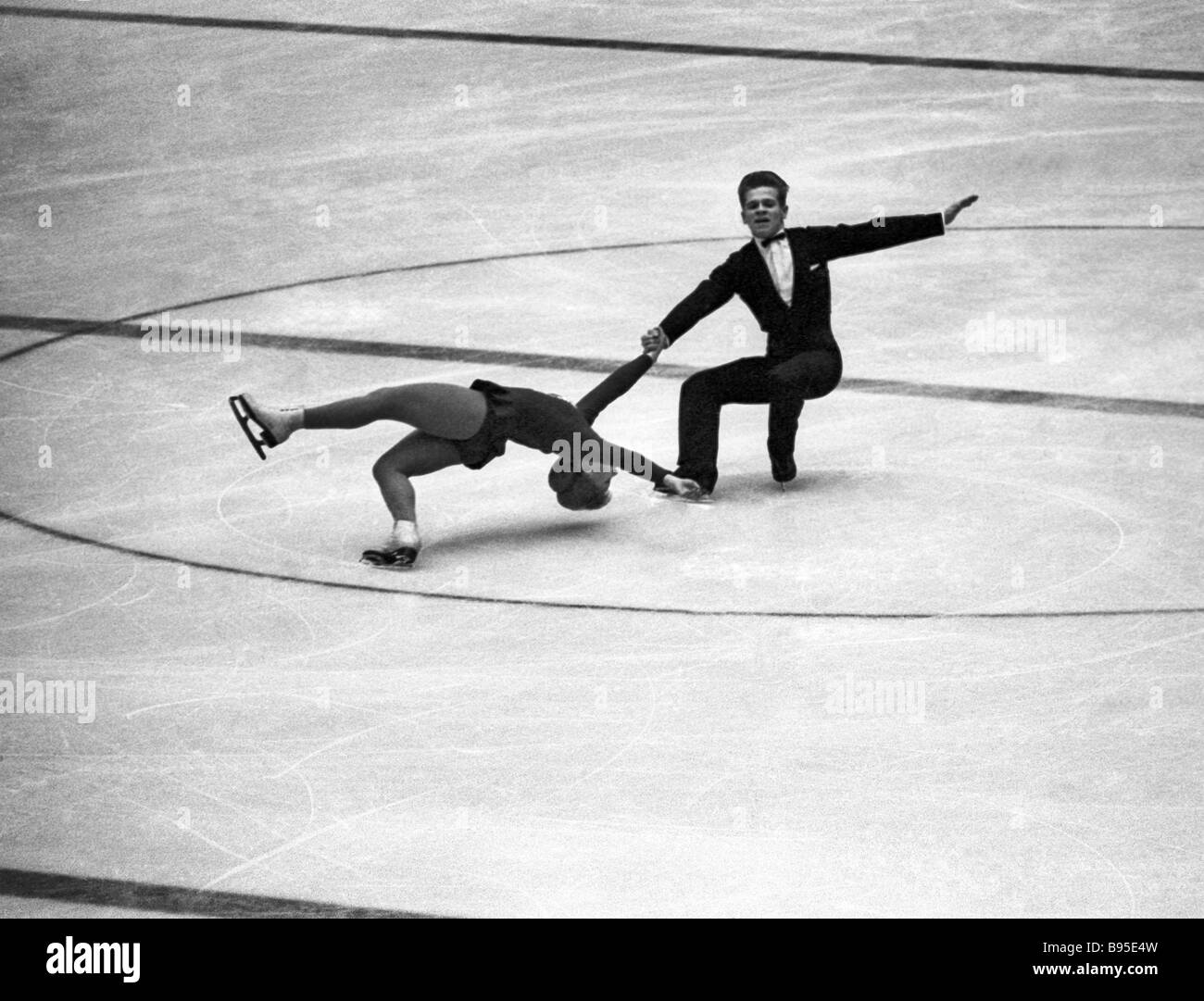 Soviet figure skaters Tatyana Zhuk and Alexandr Gavrilov performs at ...