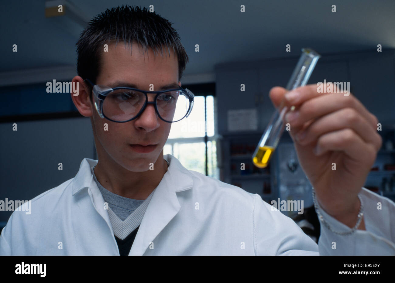 Science classroom england hi-res stock photography and images - Alamy
