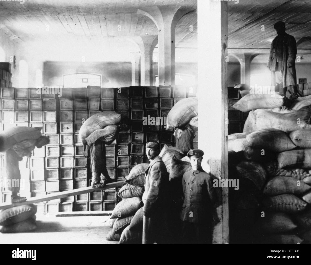 Petrograd residents unload food from U S ship for famine victims in the ...