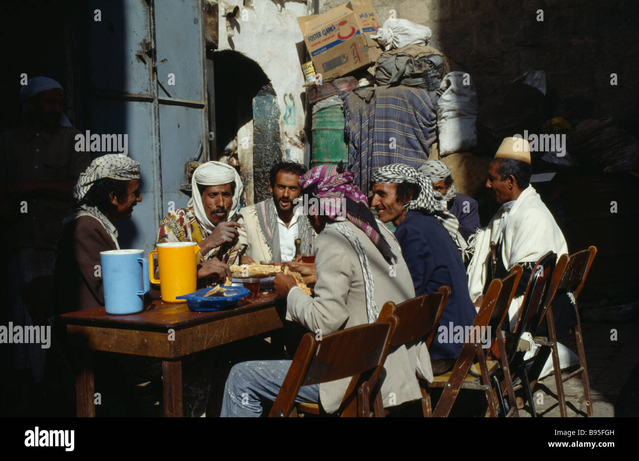 YEMEN Sana Group of men eating breakfast together Stock Photo - Alamy