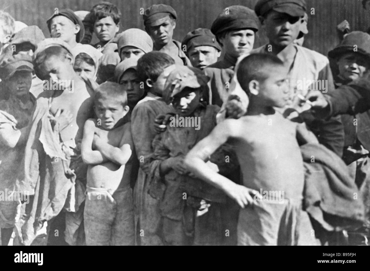 Homeless children in the street Moscow Stock Photo - Alamy