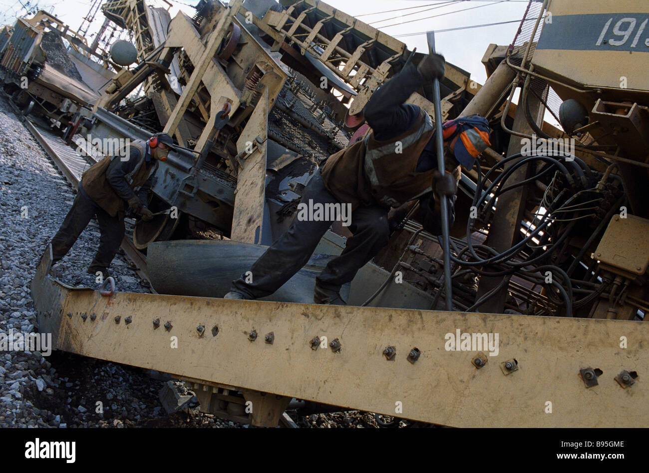 Summer track laying at the Moscow railway Sophisticated technology ...