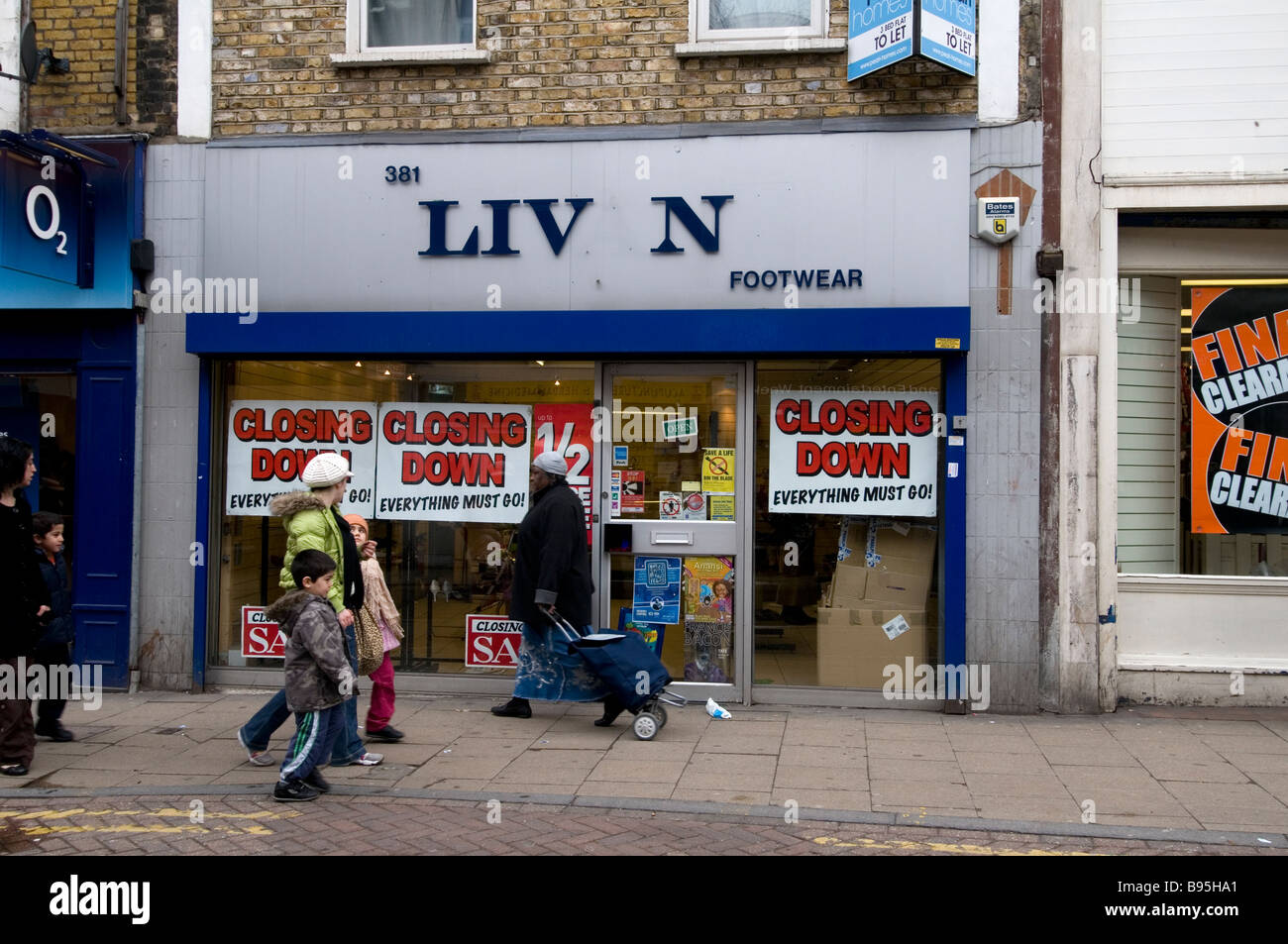 Walking into a shop hi-res stock photography and images - Alamy