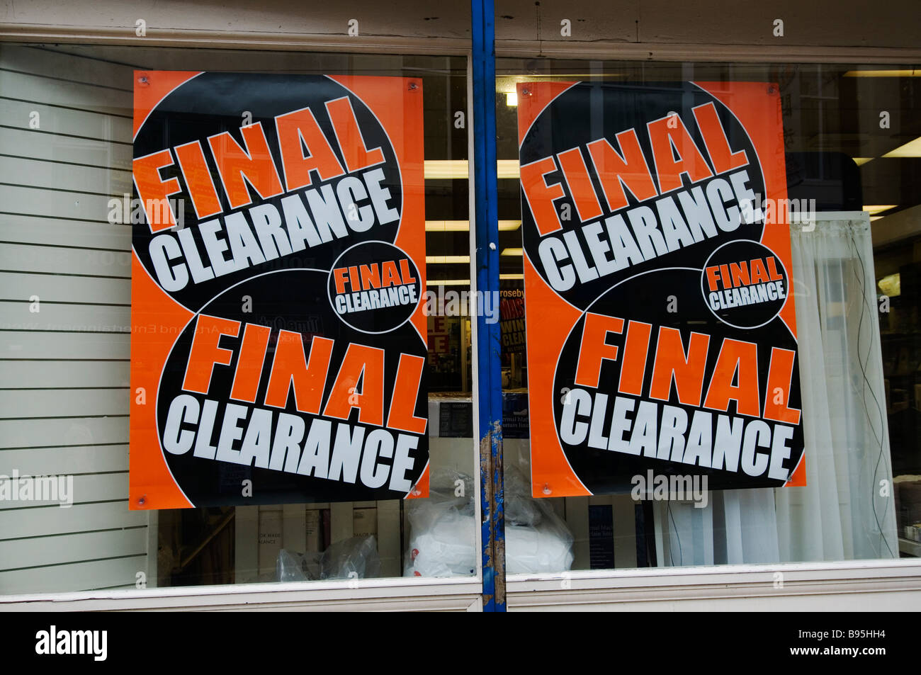 Sign in shop window saying final clearance Stock Photo - Alamy