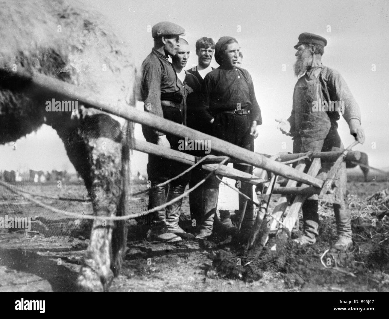 Kolkhoz collective farmers talk to individual farmer Stock Photo - Alamy