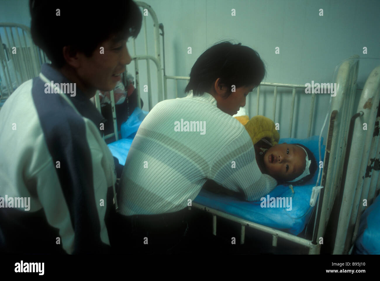China, Shanghai. Parents with their ill son in hospital Stock Photo - Alamy