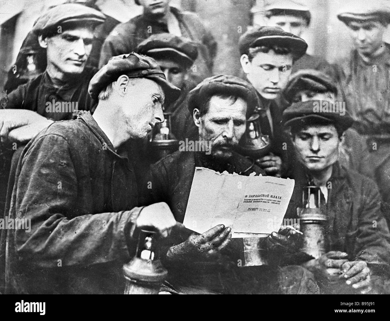 Workers of Smolyanka No 11 mine read resolution of Central Committee of ...